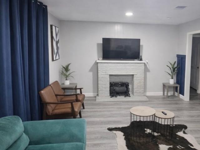 South Houston Furnished Rooms w/Hot Tub Access