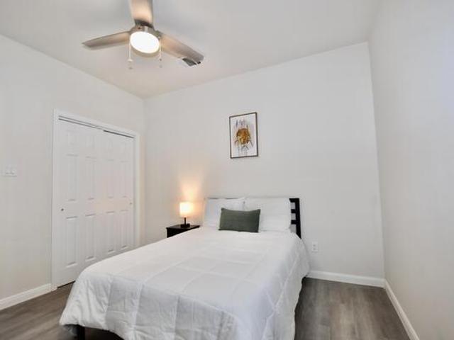 South Houston Home Private Bathroom in Every Room & Easy Commute