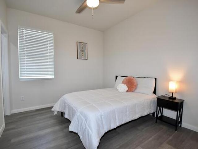 South Houston Home Private Bathroom in Every Room & Easy Commute