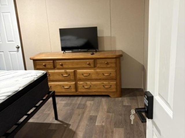 South Kansas City Home, a 8 minute walk to transit