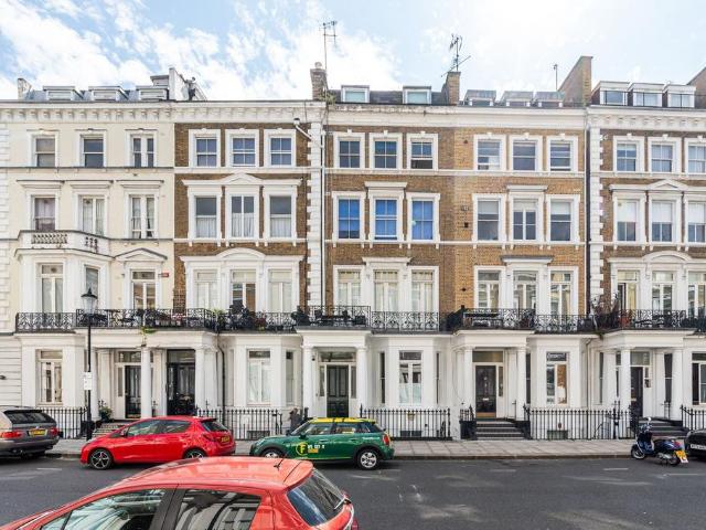 South Kensington, London, SW5 Studio to rent £2,275 pcm £525 pw