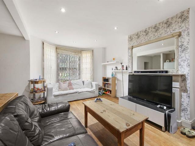 South Lambeth Road, Vauxhall SW8, 2 bed flat to rent, £2,200 pcm | PrimeLocation