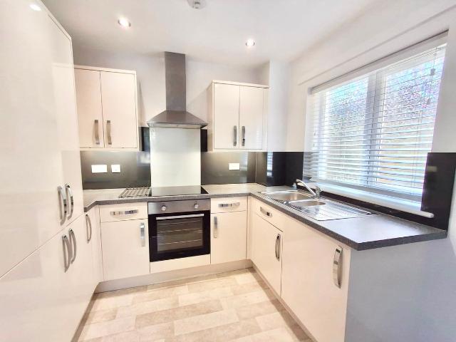 South Lane, Waterlooville PO8, 2 bed flat to rent, £1,200 pcm | PrimeLocation