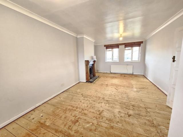 South Lodge Avenue, Mitcham CR4 3 bed flat to rent £1,700 pcm £392 pw