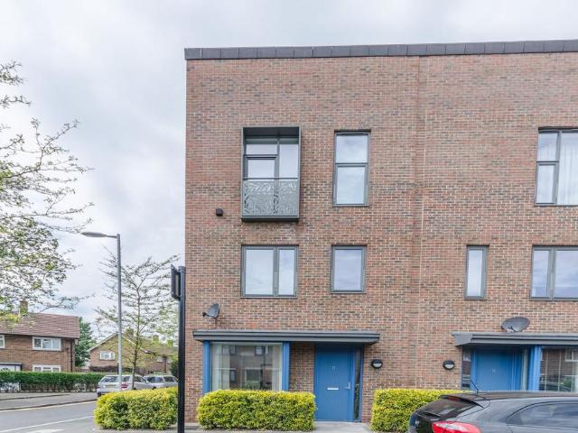 South Molton Road, Canning Town. 4 bed house to rent £2,800 pcm £646 pw
