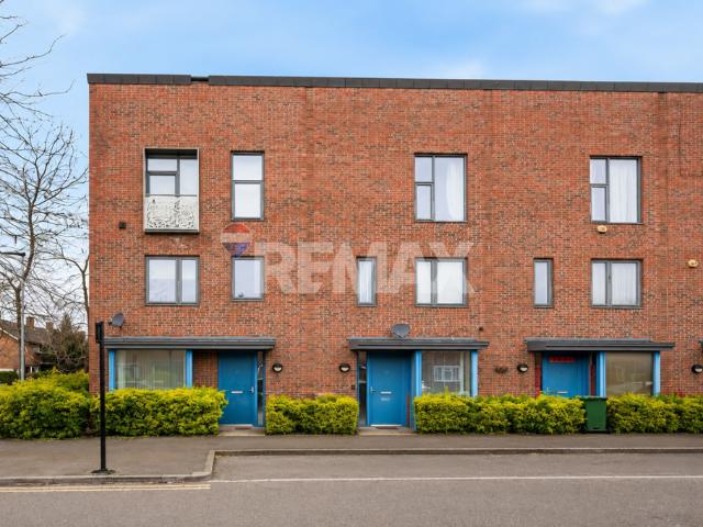 South Molton Road, London E16 4 bed end of terrace house to rent £2,800 pcm £646 pw