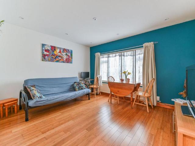 South Norwood Hill, Norwood, London. 1 bed flat to rent £2,000 pcm £462 pw