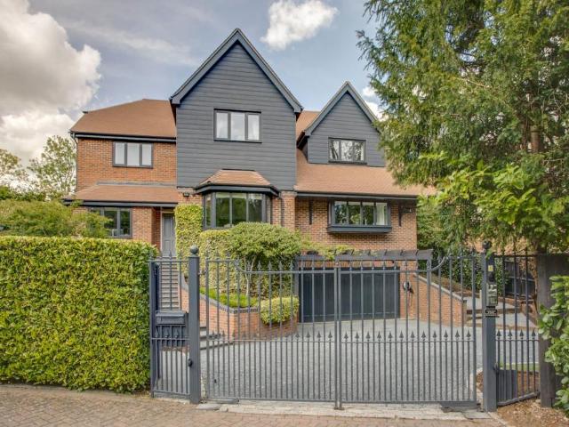 South Park, Gerrards Cross. 6 bed detached house to rent £7,500 pcm £1,731 pw