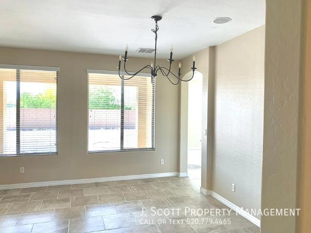 South Phoenix Gem with Spacious Living & Great Location