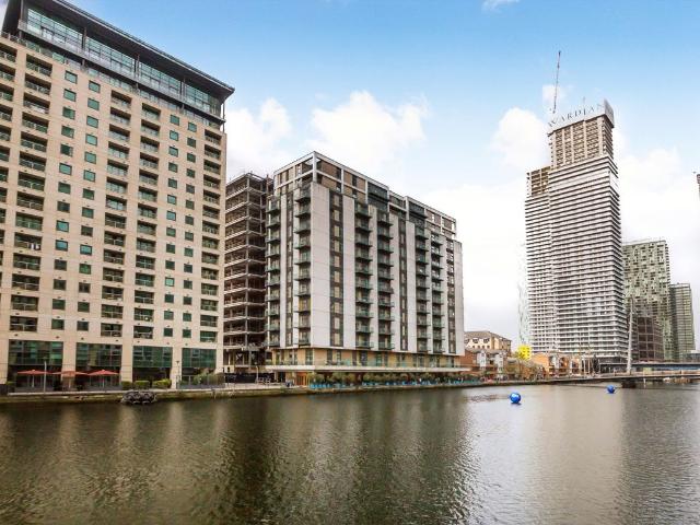 South Quay Square, Canary Wharf E14, 2 bed flat to rent, £2,950 pcm | PrimeLocation