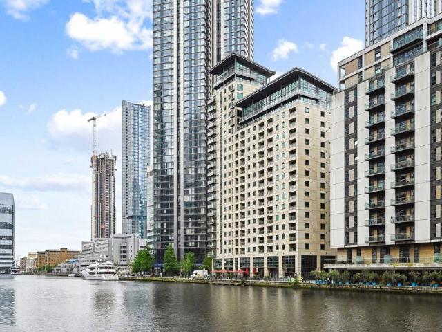 South Quay Square, London E14 2 bed flat to rent £2,800 pcm £646 pw