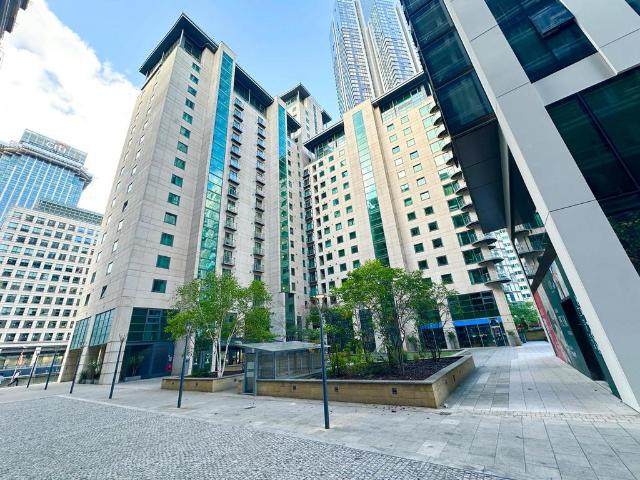 South Quay Square, London E14 3 bed apartment to rent £4,500 pcm £1,038 pw
