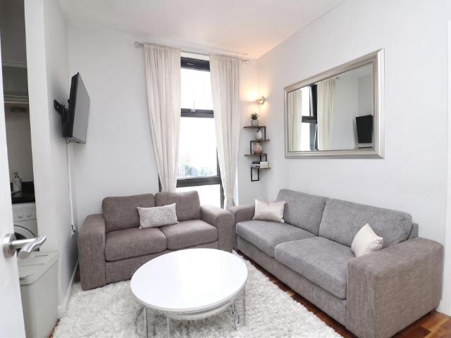 South Quay Square, London E14 3 bed flat to rent £4,000 pcm £923 pw