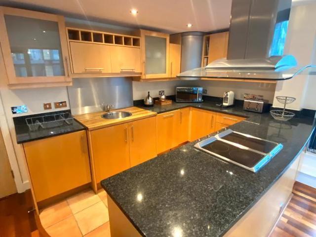 South Quays, Crossharbour, Canary. 2 bed flat to rent £2,903 pcm £670 pw