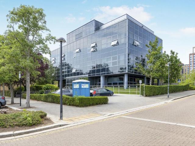 South Row, Milton Keynes. 2 bed flat to rent £1,700 pcm £392 pw