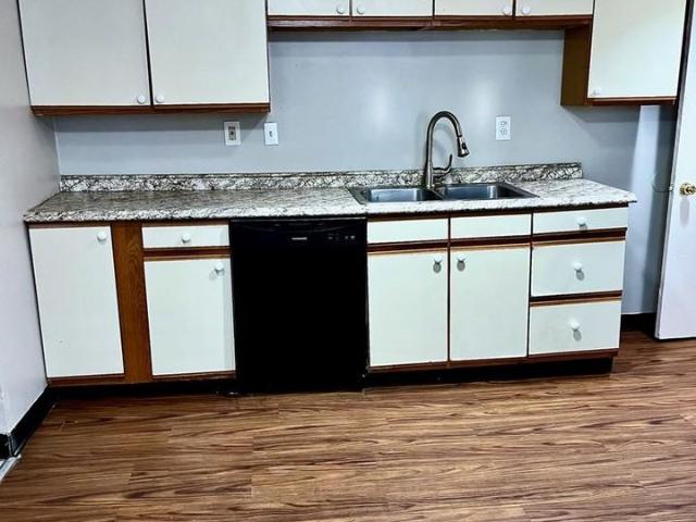 South Side Duplex Apartment For Rent * Pet Friendly * Walk to E. Carson St. * Available Now * Renovated * 4 Bedroom Apartment for Rent at 127 S 17th St, Pittsburgh, PA 15203 Southside Flats