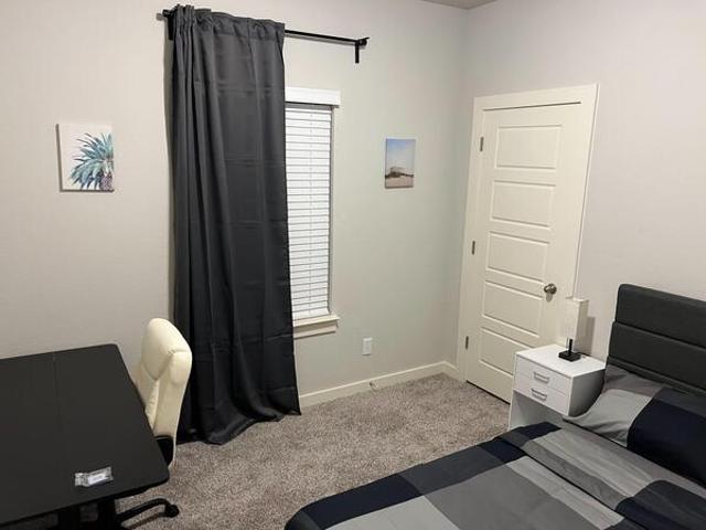 South Side Home. 10 min to Texas A&M University San Antonio