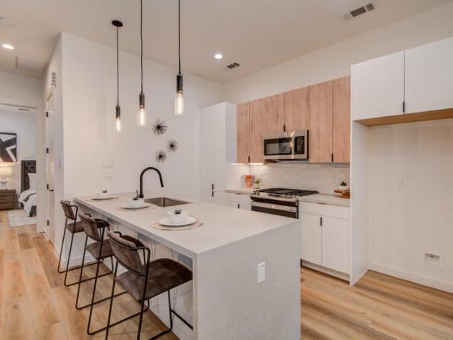 South Side Home, a 4 minute walk to transit stop O