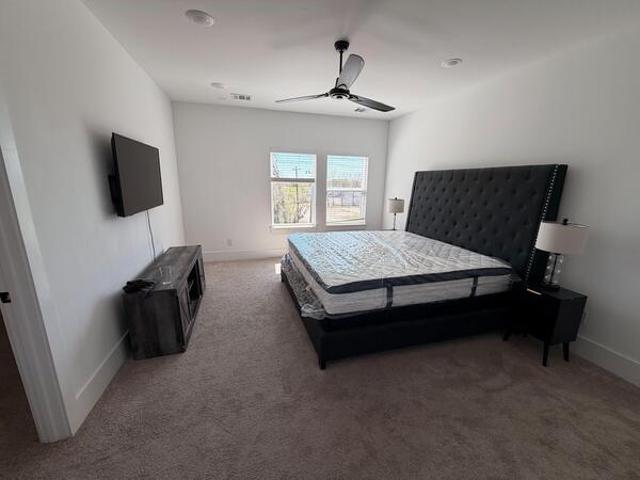 South Side Home, a 4 minute walk to transit stop Old Spanish Trail @ Del Rio St