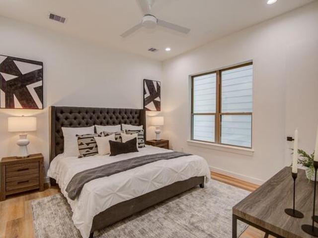 South Side Home, a 4 minute walk to transit stop Old Spanish Trail @ Del Rio St
