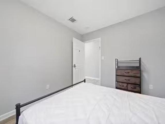 South Side Home, Just a Two Minute walk to M. L. King Blvd @ N.
