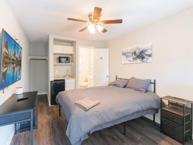South Side Home, less than a minute walk to transi