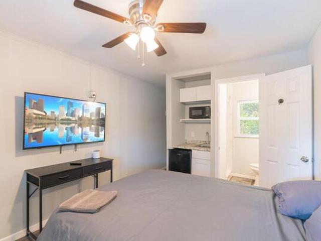 South Side Home, less than a minute walk to transit stop Mcgowen St @ Sampson St