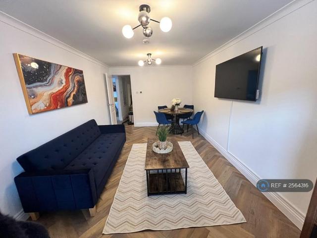 South St, Bishop's Stortford, CM23 2 bed flat to rent £2,500 pcm £577 pw