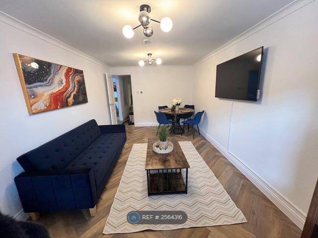 South St, Bishop's Stortford CM23, 2 bed flat to rent, £2,500 pcm | PrimeLocation