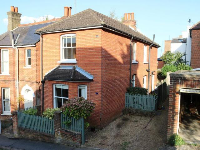 South Street, Godalming GU7 3 bed house to rent £1,950 pcm £450 pw