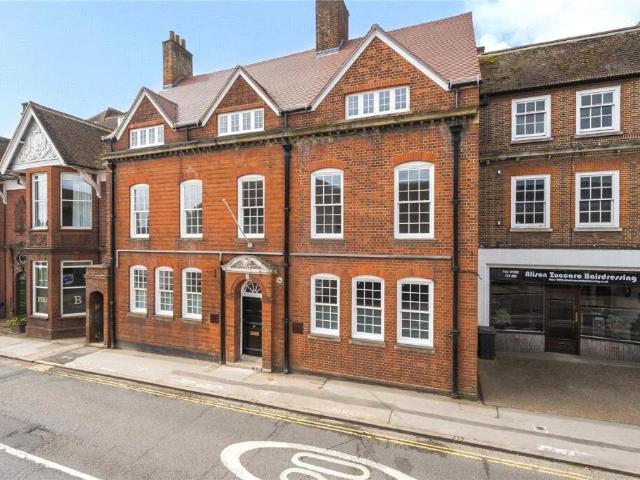 South Street, Farnham, Surrey, GU9 2 bed apartment to rent £1,900 pcm £438 pw