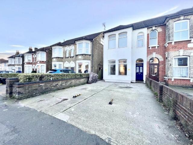 South Street, Romford, Essex, RM1 2 bed flat to rent £1,770 pcm £408 pw