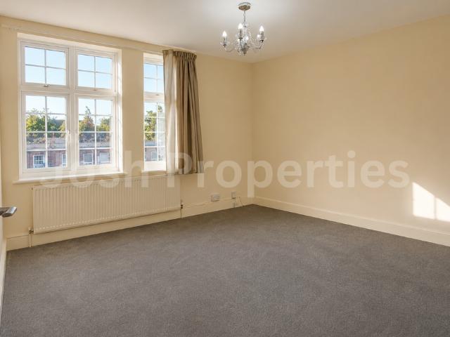 South Street, Romford RM1 3 bed flat to rent £1,900 pcm £438 pw
