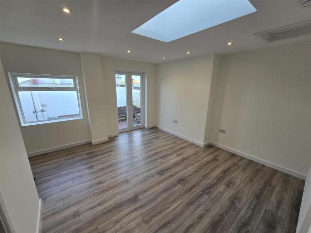 Southmead Road, Bristol BS10 5 bed terraced house to rent £3,400 pcm £785 pw