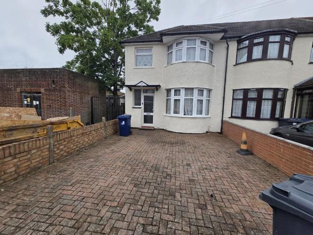 SOUTHALL UB1 3 bed end of terrace house to rent £2,450 pcm £565 pw