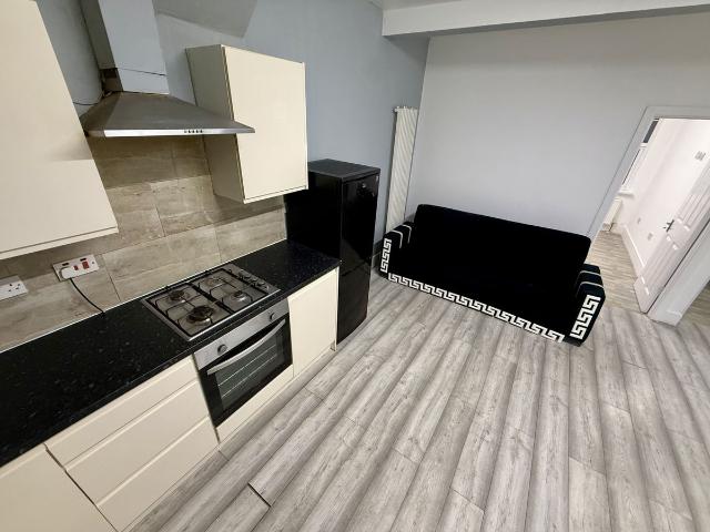 Southall UB1, 3 bed flat to rent, £1,900 pcm | PrimeLocation