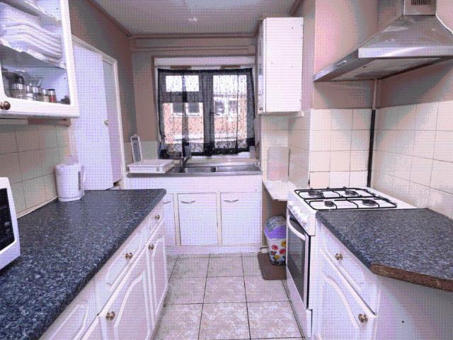 Southall UB1 3 bed flat to rent £2,550 pcm £588 pw