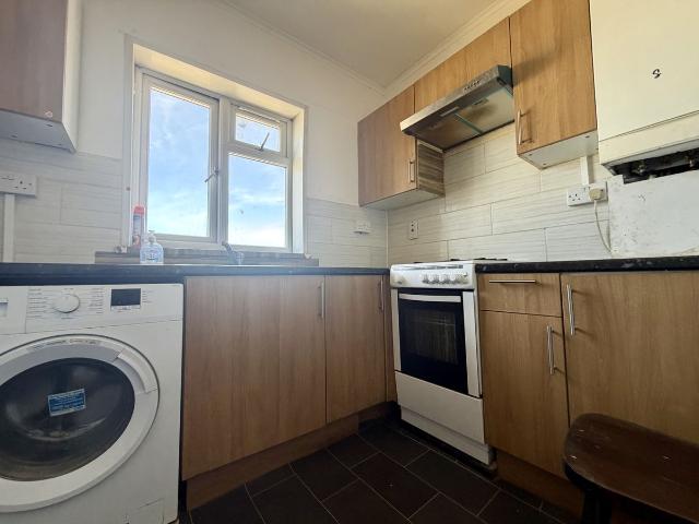 Southall UB1, 2 bed flat to rent, £1,900 pcm | PrimeLocation