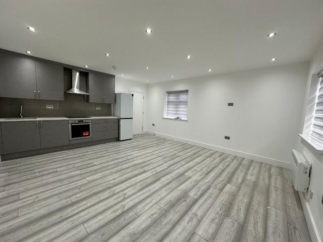 Southall UB1, Studio to rent, £1,500 pcm | PrimeLocation