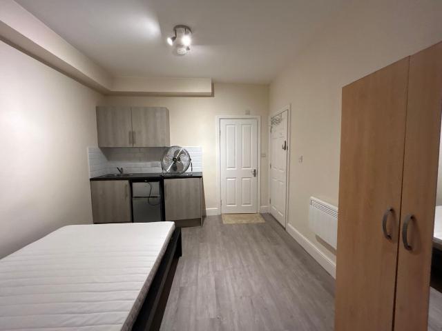 Southall UB1, Room to rent, £1,100 pcm | PrimeLocation