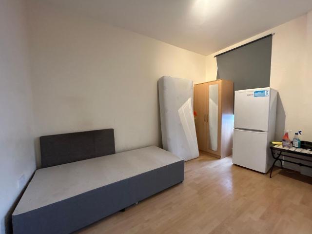 Southall UB1, Room to rent, £1,100 pcm | PrimeLocation