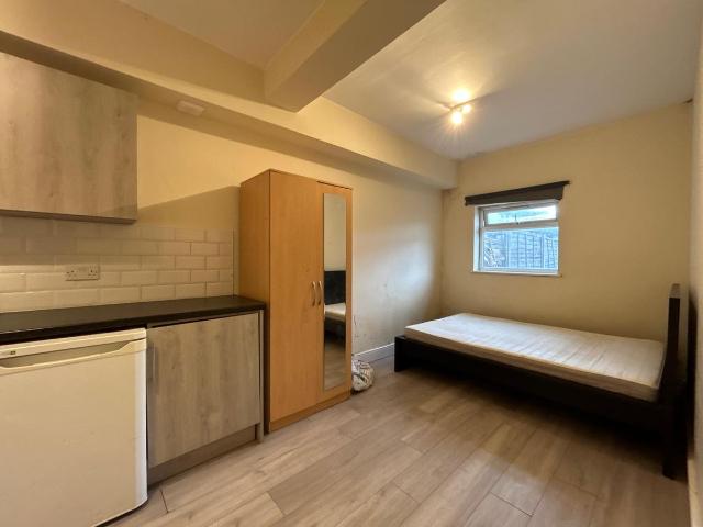 Southall UB1, Room to rent, £1,100 pcm | PrimeLocation