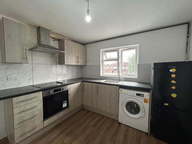 Southall UB2 3 bed flat to rent £1,995 pcm £460 pw