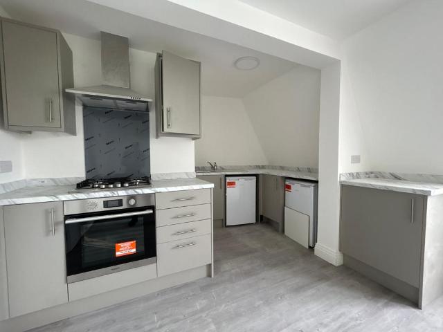 Southall UB2 2 bed flat to rent £1,950 pcm £450 pw