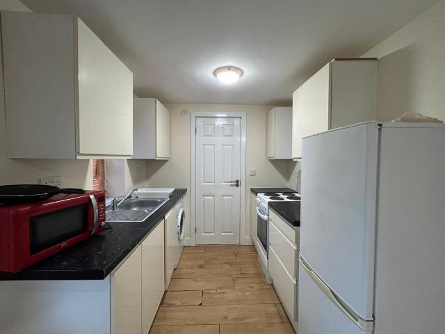 Southall UB2 Studio to rent £1,050 pcm £242 pw