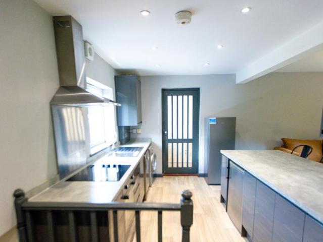 Southall Avenue, Brighton BN2 7 bed semi detached house to rent £3,337 pcm £770 pw