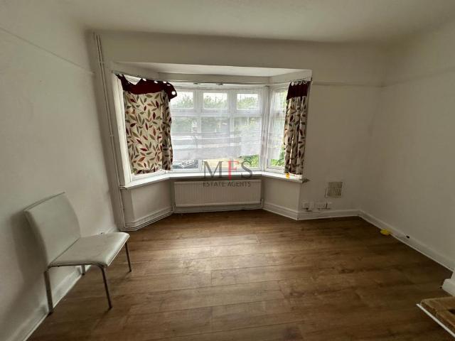 Southall Lane, Cranford, TW5 4 bed house to rent £2,350 pcm £542 pw