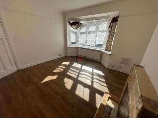 Southall Lane, Cranford, TW5