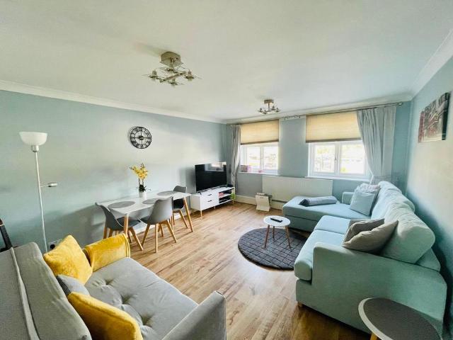 Southall, London UB2 1 bed flat to rent £1,600 pcm £369 pw
