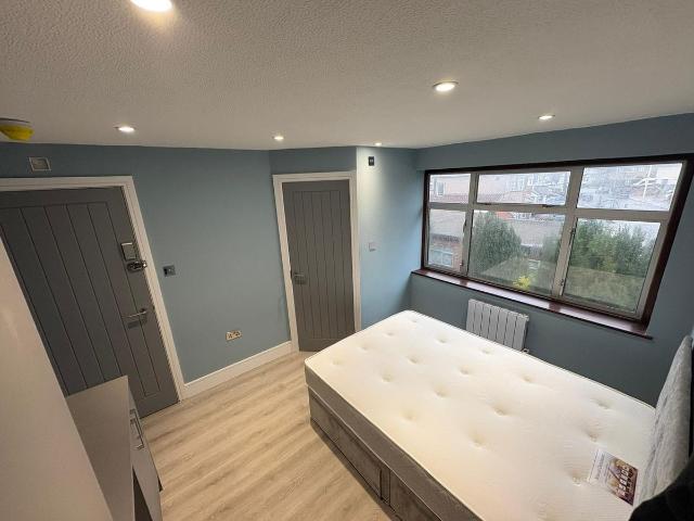 Southall, Middlesex UB1, Studio to rent, £800 pcm | PrimeLocation